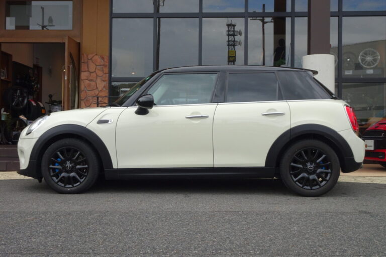 【MINI COOPER D】F55 ペッパーホワイト|MINI GARAGE PARADOX
